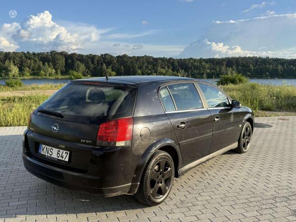 Black Opel Signum 2004 in Kaunas, with an engine capacity of 2.17 L and mileage of 317 thousand km for 700 €, photo 3 on AUTOMOTO.COM.LV