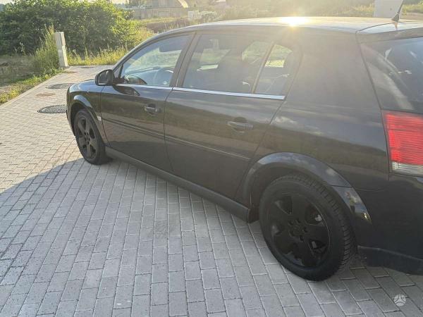 Black Opel Signum 2004 in Kaunas, with an engine capacity of 2.17 L and mileage of 317 thousand km for 700 €, photo 4 on AUTOMOTO.COM.LV
