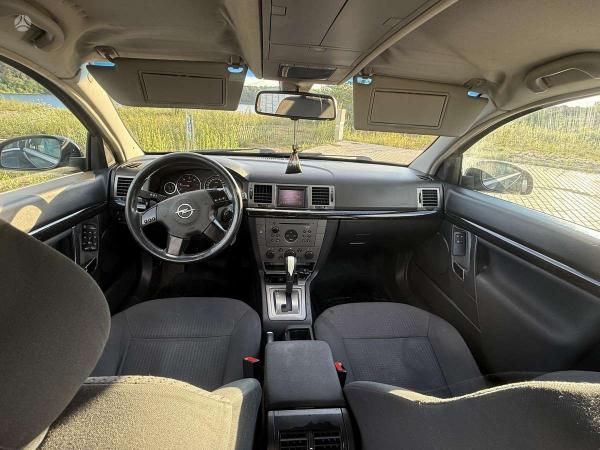 Black Opel Signum 2004 in Kaunas, with an engine capacity of 2.17 L and mileage of 317 thousand km for 700 €, photo 5 on AUTOMOTO.COM.LV
