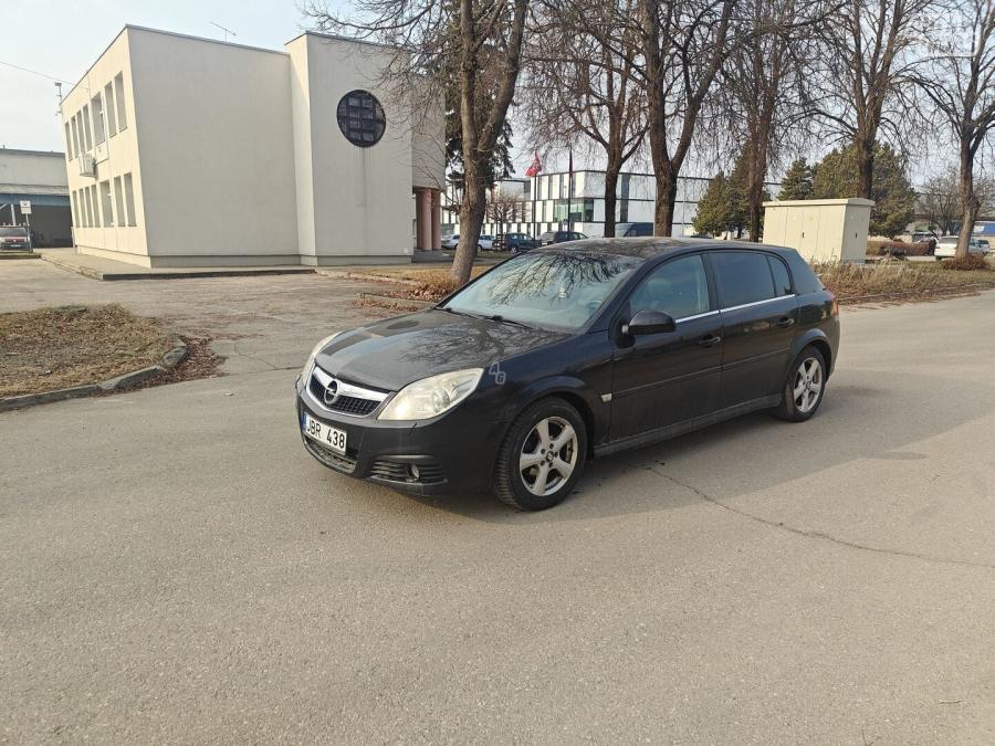 Black Opel Signum 2005 in Jonava, with an engine capacity of 1.90 L and mileage of 329 thousand km for 1100 €, photo 3 on AUTOMOTO.COM.LV
