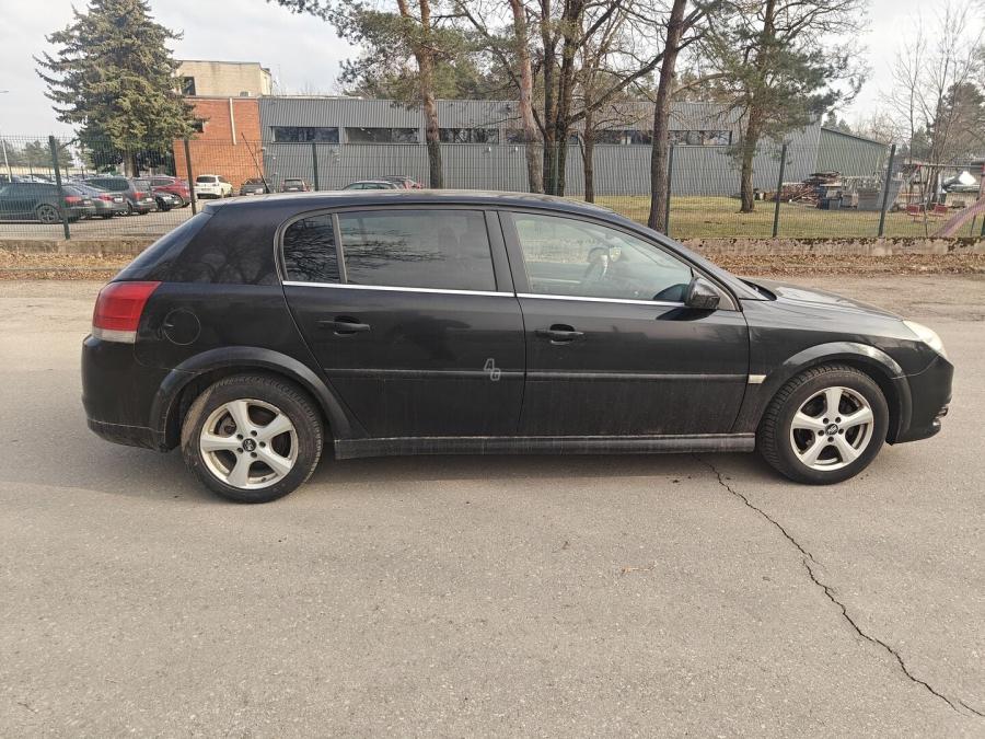 Black Opel Signum 2005 in Jonava, with an engine capacity of 1.90 L and mileage of 329 thousand km for 1100 €, photo 4 on AUTOMOTO.COM.LV
