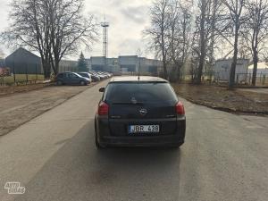 Black Opel Signum 2005 in Jonava, with an engine capacity of 1.90 L and mileage of 329 thousand km for 1100 €, photo 7 on AUTOMOTO.COM.LV