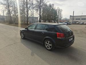Black Opel Signum 2005 in Jonava, with an engine capacity of 1.90 L and mileage of 329 thousand km for 1100 €, photo 8 on AUTOMOTO.COM.LV