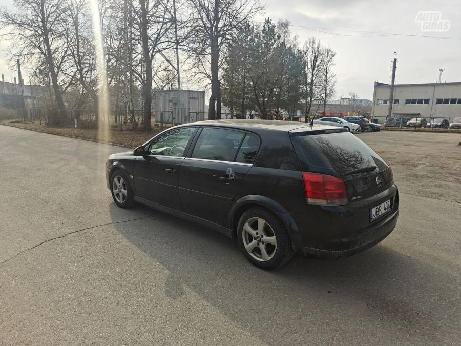 Black Opel Signum 2005 in Jonava, with an engine capacity of 1.90 L and mileage of 329 thousand km for 1100 €, photo 8 on AUTOMOTO.COM.LV