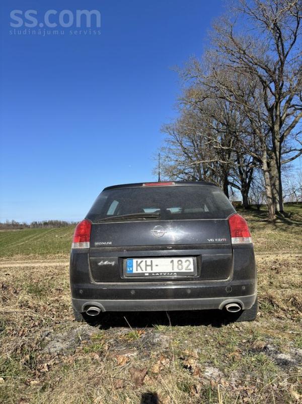 Black Opel Signum 2005 in Tukums, with an engine capacity of 3.00 L and mileage of 235 thousand km for 990 €, photo 2 on AUTOMOTO.COM.LV