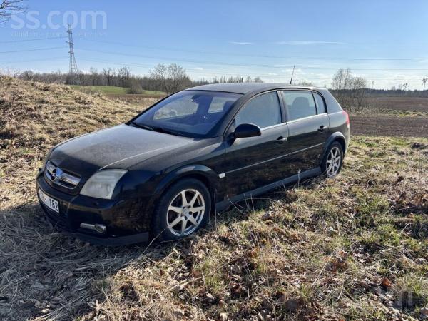 Black Opel Signum 2005 in Tukums, with an engine capacity of 3.00 L and mileage of 235 thousand km for 990 €, photo 4 on AUTOMOTO.COM.LV