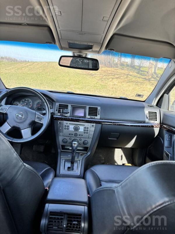 Black Opel Signum 2005 in Tukums, with an engine capacity of 3.00 L and mileage of 235 thousand km for 990 €, photo 5 on AUTOMOTO.COM.LV
