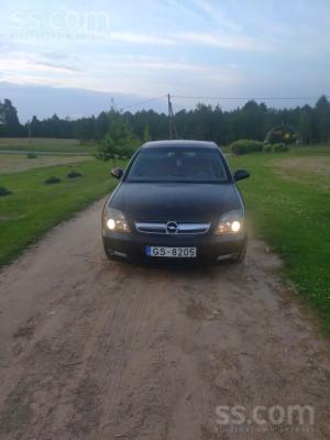 Black Opel Signum 2005 in Daugavpils, with an engine capacity of 1.90 L and mileage of 470 thousand km for 800 €, photo 1 on AUTOMOTO.COM.LV