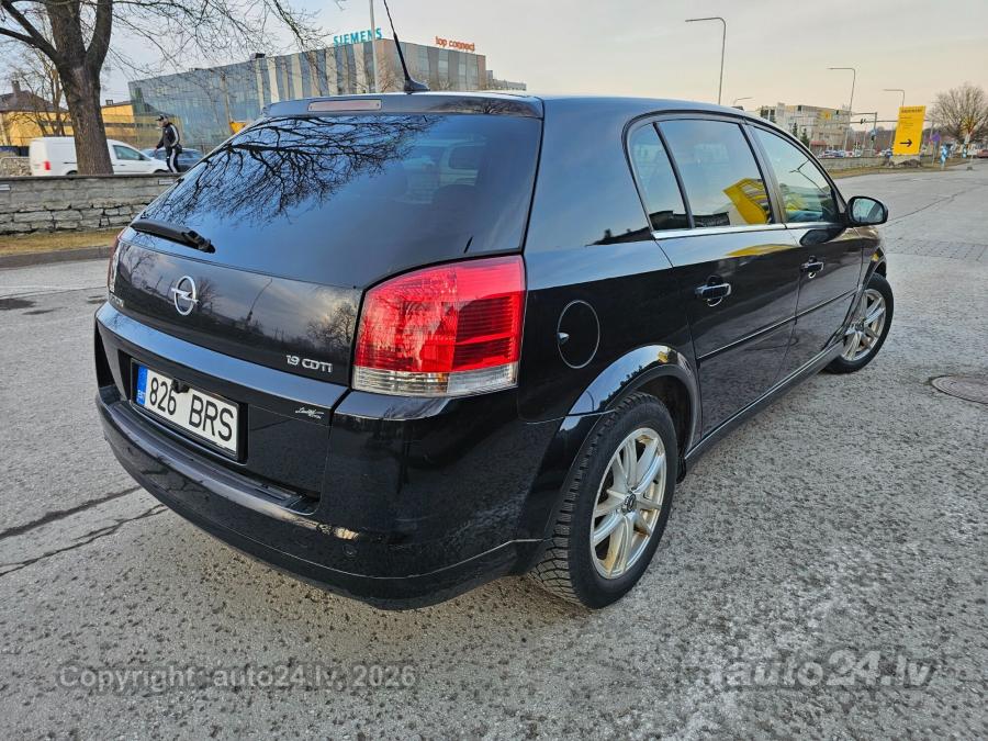 Black Opel Signum 2006 in Tallinn, with an engine capacity of 1.90 L and mileage of 263 thousand km for 2990 €, photo 4 on AUTOMOTO.COM.LV