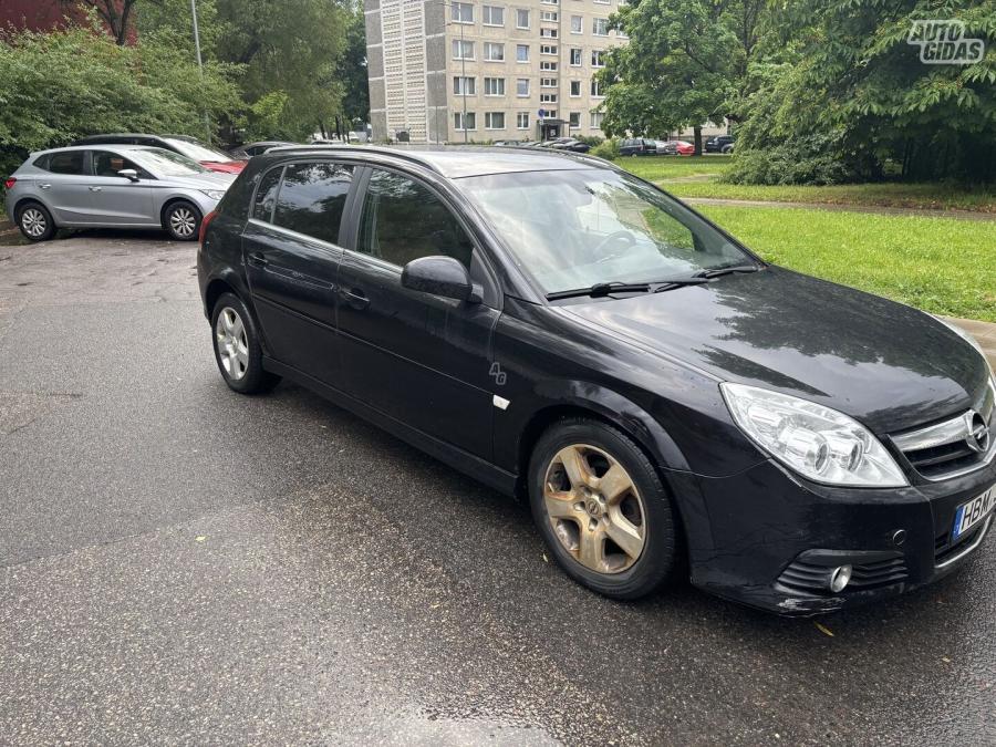 Black Opel Signum 2006 in Vilnius, with an engine capacity of 1.90 L and mileage of 313 thousand km for 800 €, photo 3 on AUTOMOTO.COM.LV