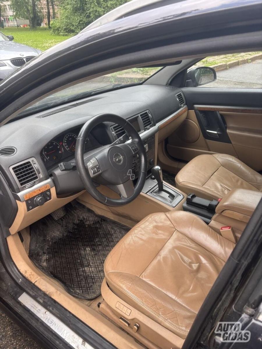 Black Opel Signum 2006 in Vilnius, with an engine capacity of 1.90 L and mileage of 313 thousand km for 800 €, photo 6 on AUTOMOTO.COM.LV