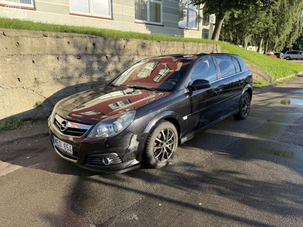 Black Opel Signum 2006 in Klaipeda, with an engine capacity of 1.90 L and mileage of 335 thousand km for 1650 €, photo 1 on AUTOMOTO.COM.LV