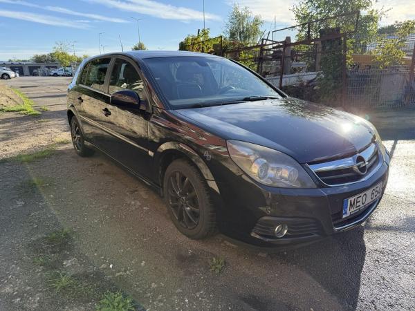 Black Opel Signum 2006 in Klaipeda, with an engine capacity of 1.90 L and mileage of 335 thousand km for 1650 €, photo 4 on AUTOMOTO.COM.LV