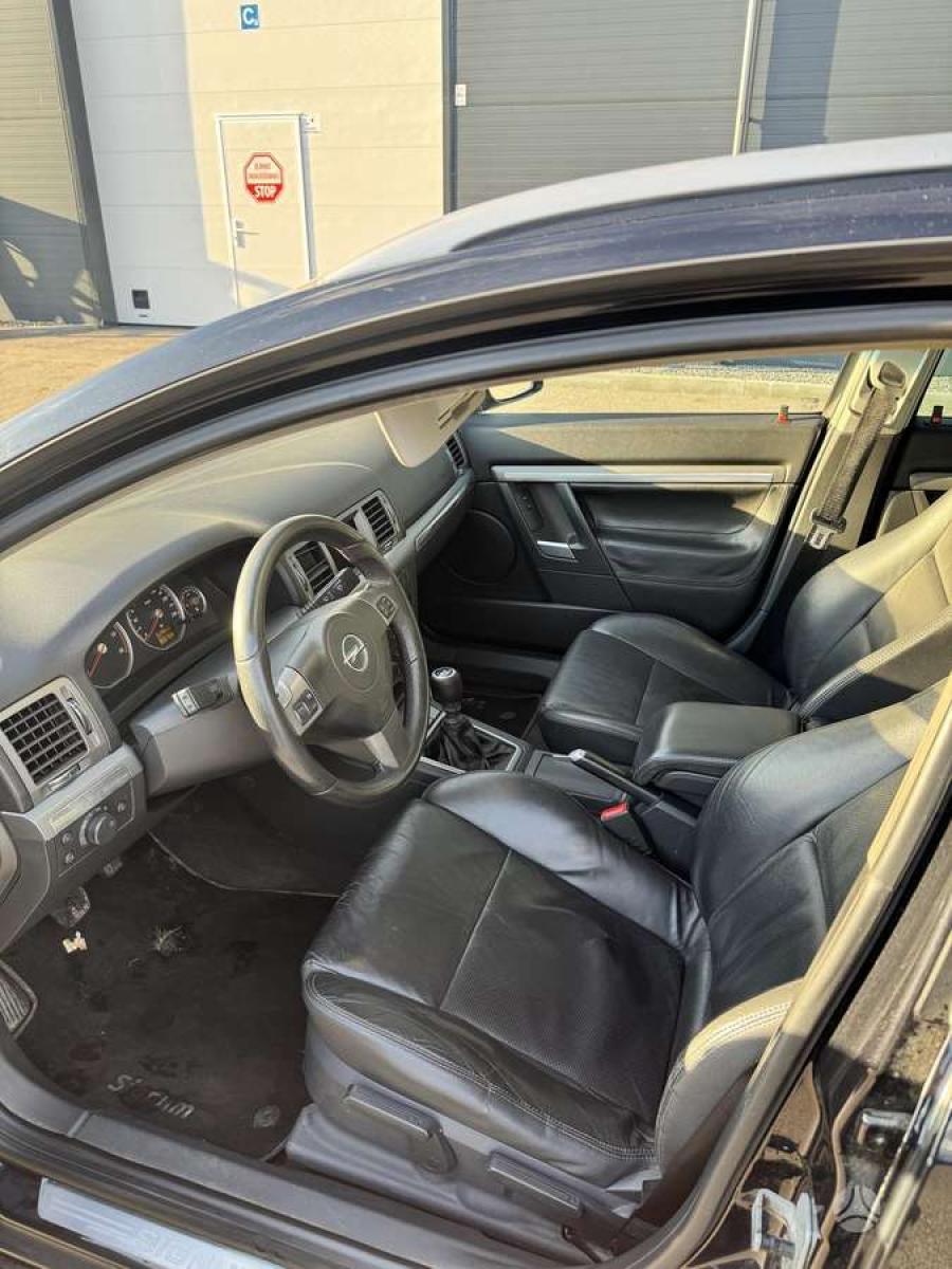 Black Opel Signum 2007 in Kaunas, with an engine capacity of 1.91 L and mileage of 350 thousand km for 1500 €, photo 10 on AUTOMOTO.COM.LV