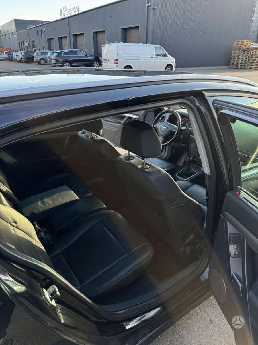 Black Opel Signum 2007 in Kaunas, with an engine capacity of 1.91 L and mileage of 350 thousand km for 1500 €, photo 15 on AUTOMOTO.COM.LV