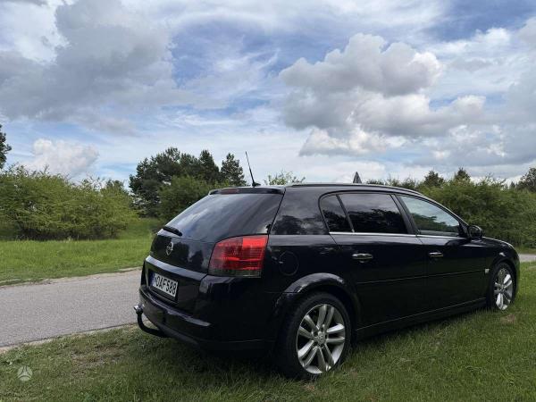 Black Opel Signum 2007 in Vilnius, with an engine capacity of 1.91 L and mileage of 277 thousand km for 2400 €, photo 5 on AUTOMOTO.COM.LV