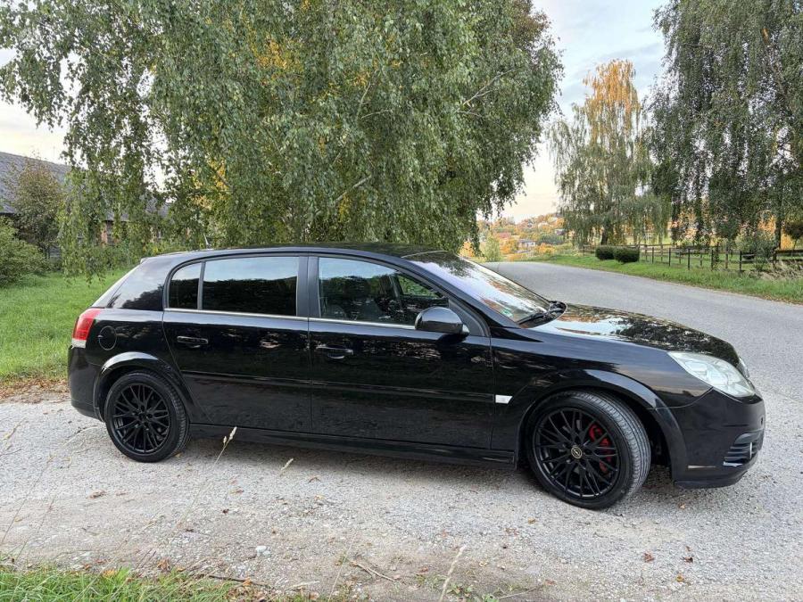 Black Opel Signum 2007 in Alytus, with an engine capacity of 1.91 L and mileage of 390 thousand km for 2000 €, photo 5 on AUTOMOTO.COM.LV