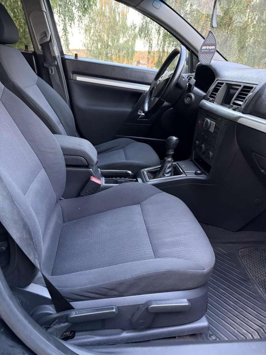 Black Opel Signum 2007 in Alytus, with an engine capacity of 1.91 L and mileage of 390 thousand km for 2000 €, photo 14 on AUTOMOTO.COM.LV