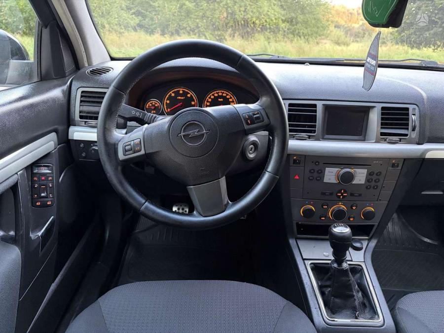 Black Opel Signum 2007 in Alytus, with an engine capacity of 1.91 L and mileage of 390 thousand km for 2000 €, photo 16 on AUTOMOTO.COM.LV