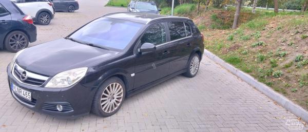 Opel Signum 2007 in Klaipeda on AUTOMOTO.COM.LV Black Opel Signum 2007 in Klaipeda, with an engine capacity of 1.90 L and mileage of 334 thousand km for 1750 €, photo 3 on AUTOMOTO.COM.LV