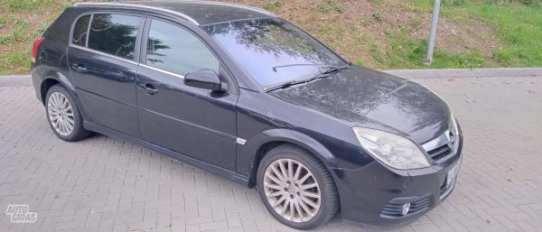 Opel Signum 2007 in Klaipeda on AUTOMOTO.COM.LV Black Opel Signum 2007 in Klaipeda, with an engine capacity of 1.90 L and mileage of 334 thousand km for 1750 €, photo 4 on AUTOMOTO.COM.LV