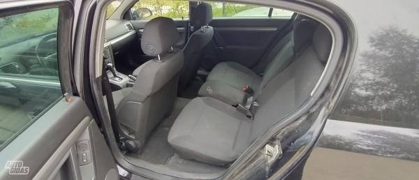 Opel Signum 2007 in Klaipeda on AUTOMOTO.COM.LV Black Opel Signum 2007 in Klaipeda, with an engine capacity of 1.90 L and mileage of 334 thousand km for 1750 €, photo 10 on AUTOMOTO.COM.LV