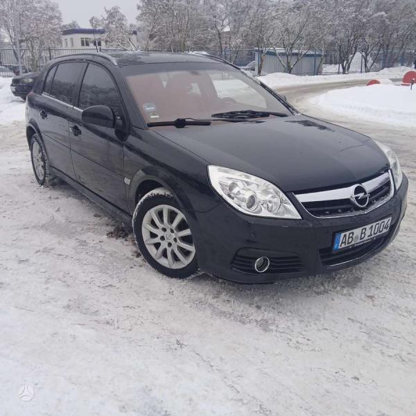 Black Opel Signum 2008 in Alytus, with an engine capacity of 1.91 L and mileage of 344 thousand km for 2150 €, photo 1 on AUTOMOTO.COM.LV