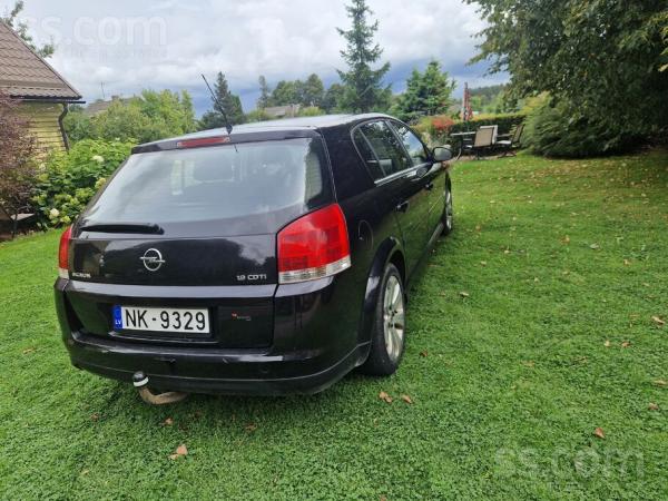 Black Opel Signum 2007 in Ogre, with an engine capacity of 1.90 L and mileage of 234 thousand km for 1700 €, photo 1 on AUTOMOTO.COM.LV