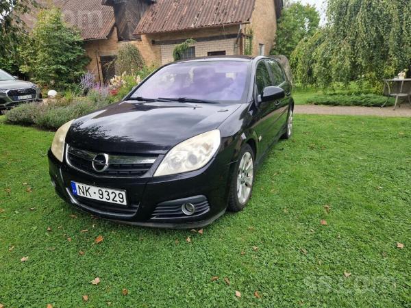 Black Opel Signum 2007 in Ogre, with an engine capacity of 1.90 L and mileage of 234 thousand km for 1700 €, photo 2 on AUTOMOTO.COM.LV