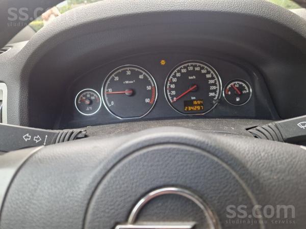 Black Opel Signum 2007 in Ogre, with an engine capacity of 1.90 L and mileage of 234 thousand km for 1700 €, photo 3 on AUTOMOTO.COM.LV