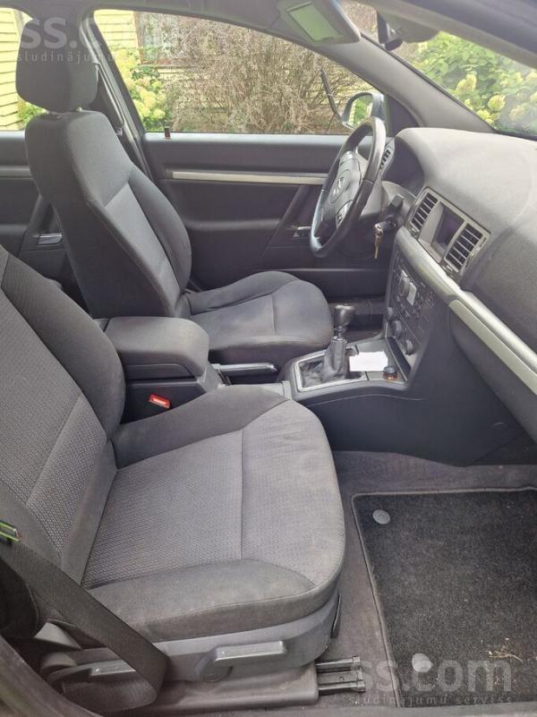 Black Opel Signum 2007 in Ogre, with an engine capacity of 1.90 L and mileage of 234 thousand km for 1700 €, photo 4 on AUTOMOTO.COM.LV
