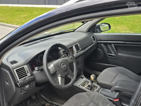 Black Opel Signum 2003 in Siauliai, with an engine capacity of 2.20 L and mileage of 500 thousand km for 650 €, photo 7 on AUTOMOTO.COM.LV