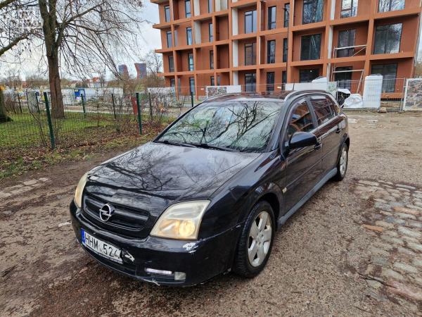 Black Opel Signum 2004 in Klaipeda, with an engine capacity of 2.20 L and mileage of 250 thousand km for 450 €, photo 1 on AUTOMOTO.COM.LV