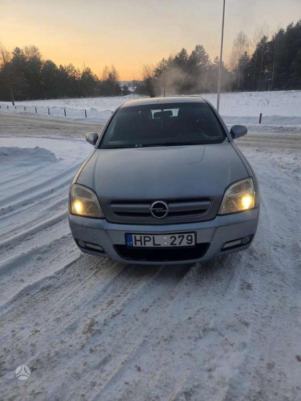 Black Opel Signum 2004 in Prienai, with an engine capacity of 2.20 L and mileage of 324 thousand km for 1300 €, photo 3 on AUTOMOTO.COM.LV