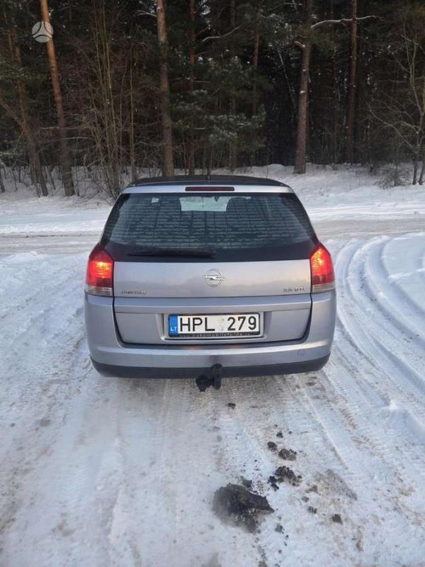 Black Opel Signum 2004 in Prienai, with an engine capacity of 2.20 L and mileage of 324 thousand km for 1300 €, photo 4 on AUTOMOTO.COM.LV