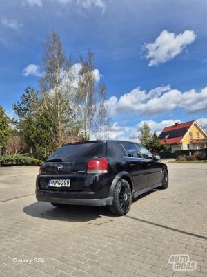 Black Opel Signum 2004 in Vilnius, with an engine capacity of 2.20 L and mileage of 30 thousand km for 850 €, photo 4 on AUTOMOTO.COM.LV