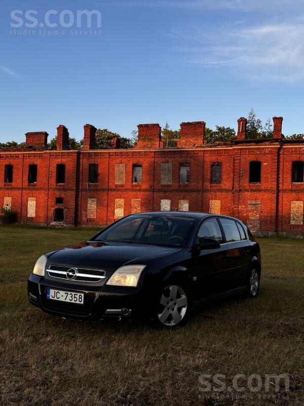 Black Opel Signum 2004 in Liepaja, with an engine capacity of 2.20 L and mileage of 333 thousand km for 1350 €, photo 1 on AUTOMOTO.COM.LV