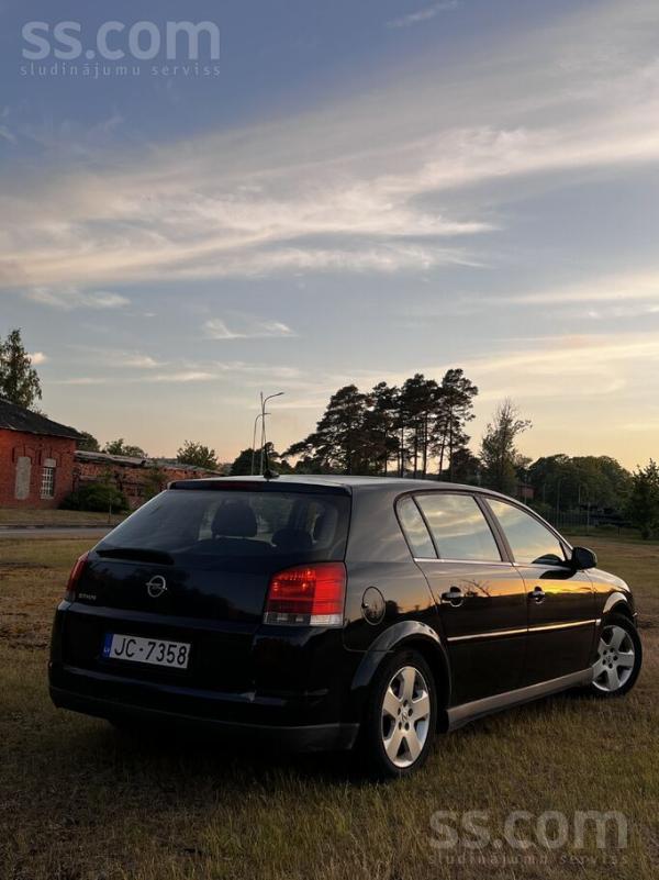 Black Opel Signum 2004 in Liepaja, with an engine capacity of 2.20 L and mileage of 333 thousand km for 1350 €, photo 2 on AUTOMOTO.COM.LV