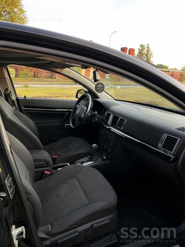 Black Opel Signum 2004 in Liepaja, with an engine capacity of 2.20 L and mileage of 333 thousand km for 1350 €, photo 4 on AUTOMOTO.COM.LV