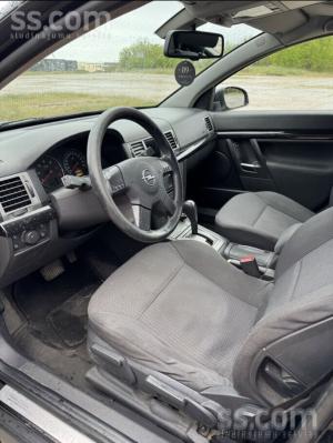 Black Opel Signum 2004 in Liepaja, with an engine capacity of 2.20 L and mileage of 333 thousand km for 500 €, photo 6 on AUTOMOTO.COM.LV