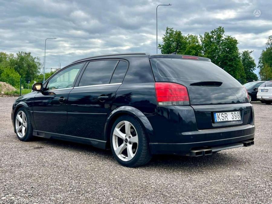Black Opel Signum 2005 in Panevezys, with an engine capacity of 3.20 L and mileage of 284 thousand km for 900 €, photo 4 on AUTOMOTO.COM.LV