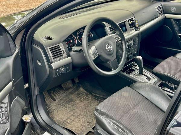 Black Opel Signum 2005 in Panevezys, with an engine capacity of 3.20 L and mileage of 284 thousand km for 900 €, photo 9 on AUTOMOTO.COM.LV