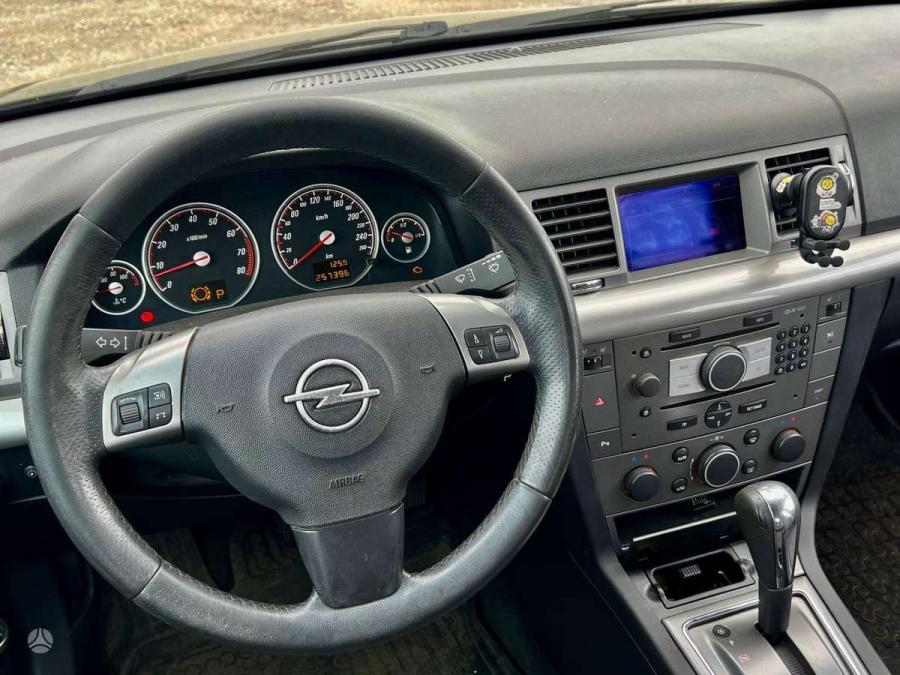 Black Opel Signum 2005 in Panevezys, with an engine capacity of 3.20 L and mileage of 284 thousand km for 900 €, photo 12 on AUTOMOTO.COM.LV