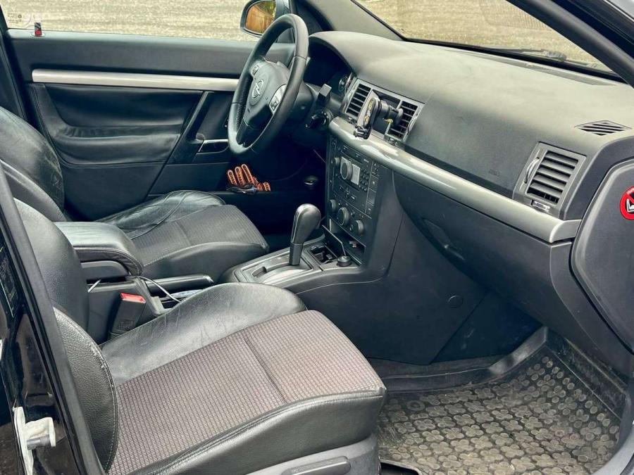 Black Opel Signum 2005 in Panevezys, with an engine capacity of 3.20 L and mileage of 284 thousand km for 900 €, photo 13 on AUTOMOTO.COM.LV