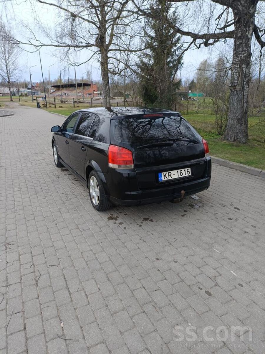 Black Opel Signum 2007 in Gulbene, with an engine capacity of 1.90 L and mileage of 279 thousand km for 2000 €, photo 4 on AUTOMOTO.COM.LV