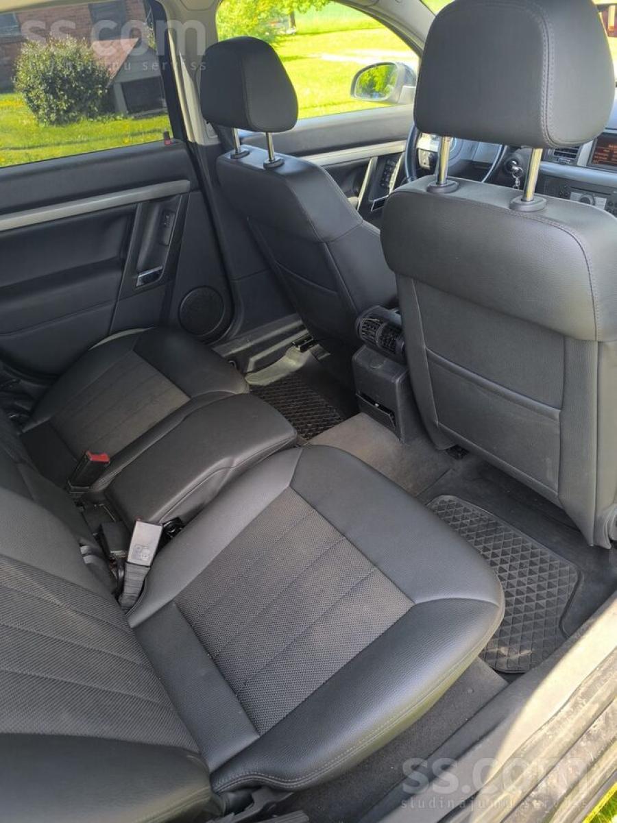 Black Opel Signum 2007 in Gulbene, with an engine capacity of 1.90 L and mileage of 279 thousand km for 2000 €, photo 8 on AUTOMOTO.COM.LV