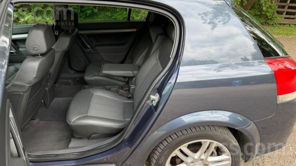 Blue Opel Signum 2007 in Saldus, with an engine capacity of 1.90 L and mileage of 305 thousand km for 1699 €, photo 6 on AUTOMOTO.COM.LV