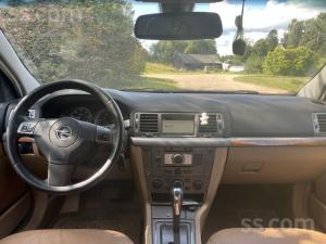 Green Opel Signum 2005 in Gulbene, with an engine capacity of 1.90 L and mileage of 378 thousand km for 1390 €, photo 6 on AUTOMOTO.COM.LV