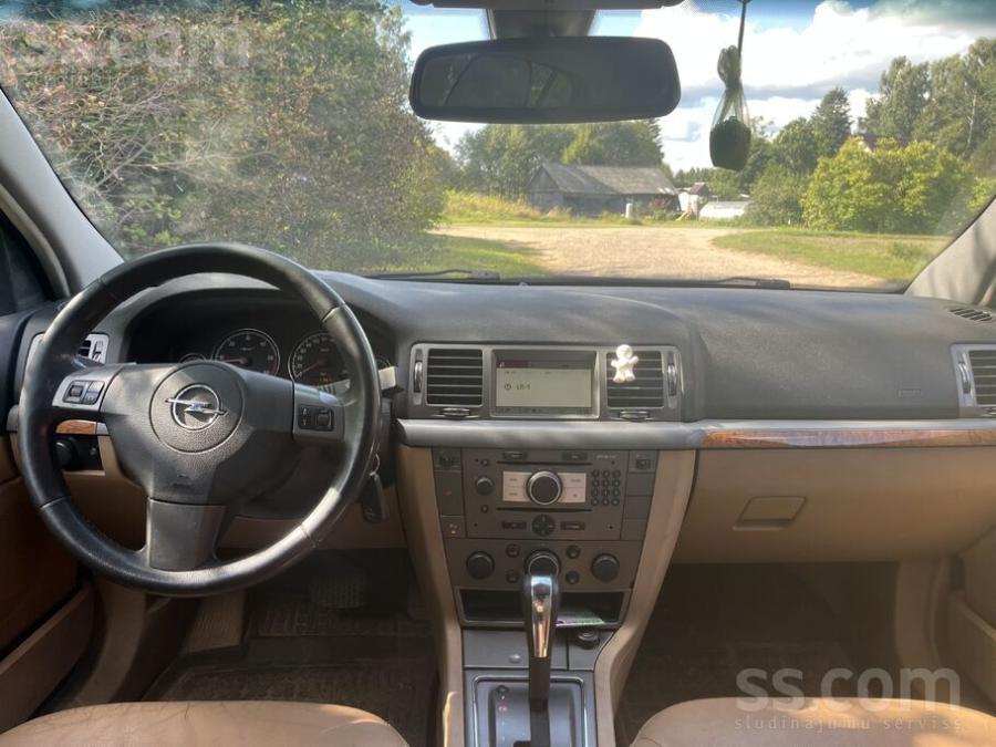 Green Opel Signum 2005 in Gulbene, with an engine capacity of 1.90 L and mileage of 378 thousand km for 1390 €, photo 6 on AUTOMOTO.COM.LV