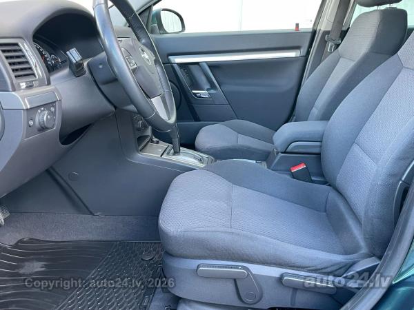 Green Opel Signum 2007 in Tartu, with an engine capacity of 2.20 L and mileage of 129 thousand km for 3950 €, photo 8 on AUTOMOTO.COM.LV